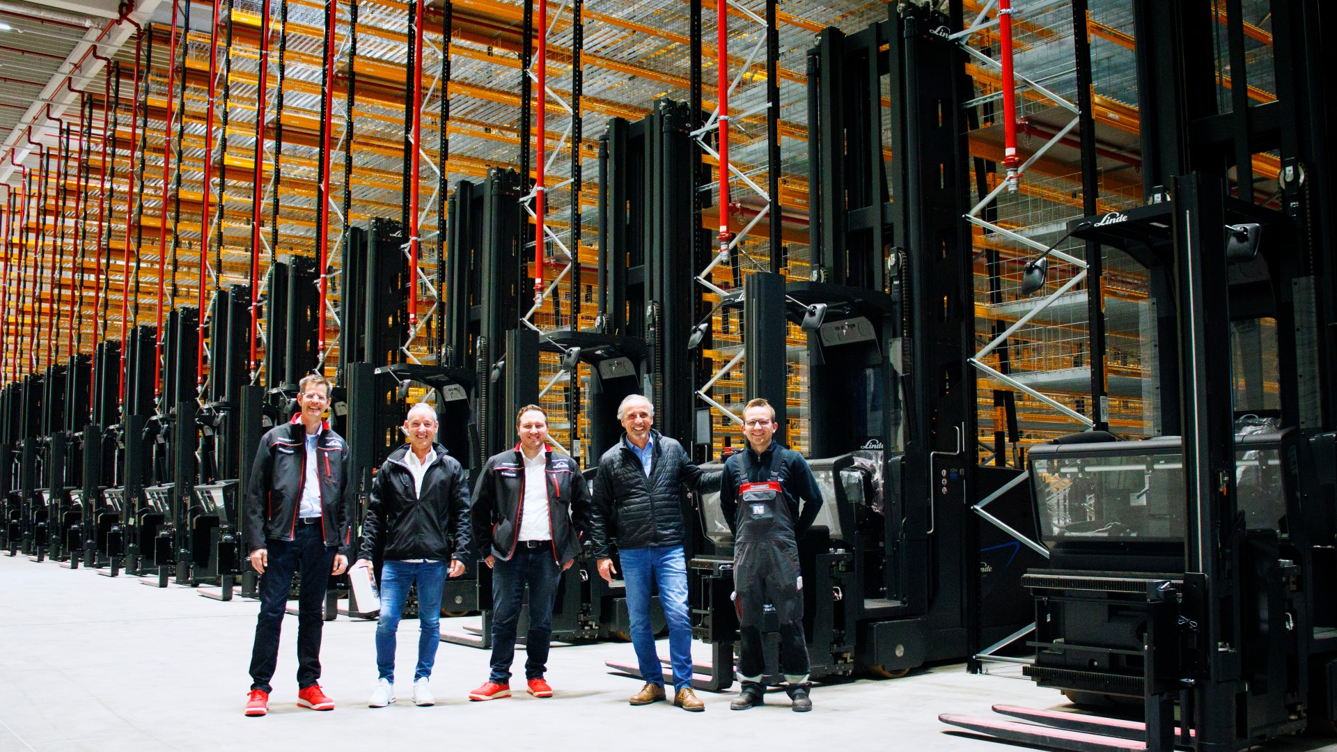 Arvato | Schmalgangstapler von Linde Material Handling