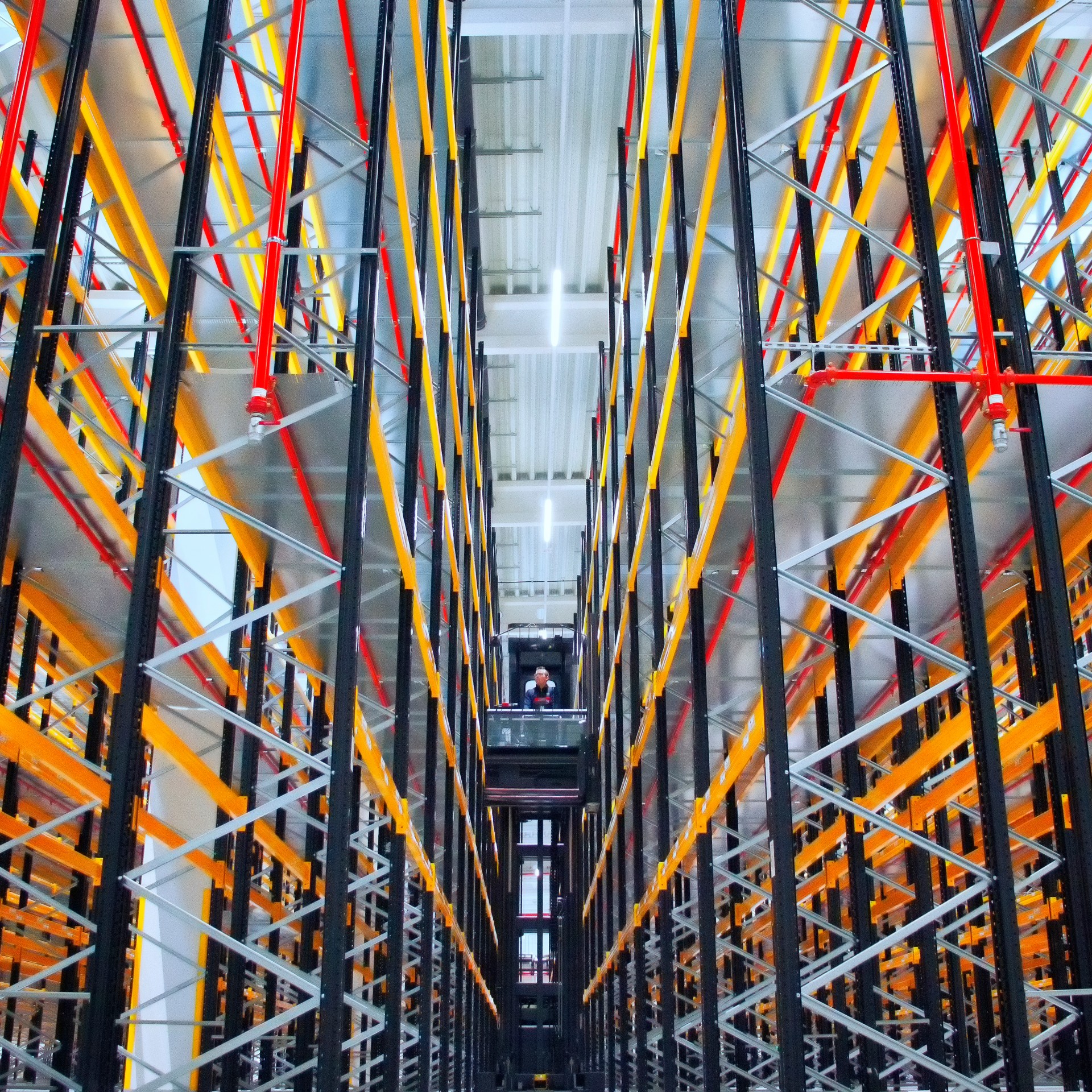 Arvato | Schmalgangstapler von Linde Material Handling