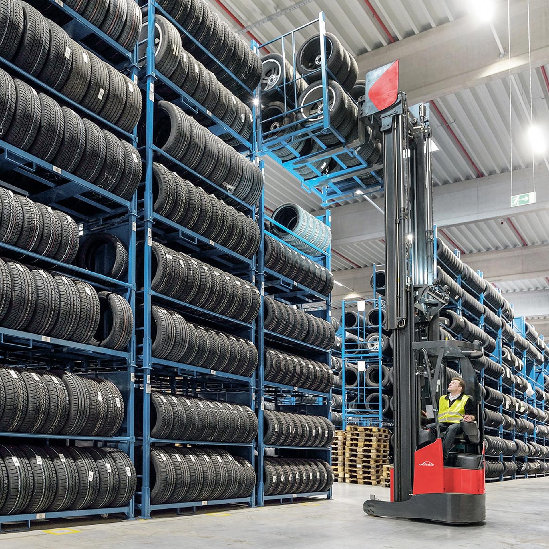 Schubmaststapler » bis 15 m Hubhöhe | Linde Material Handling